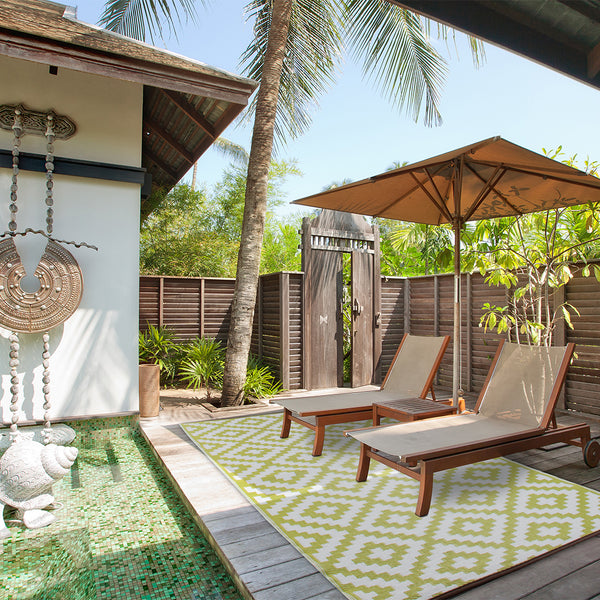 Ten Best Outdoor Rugs for Beside the Pool